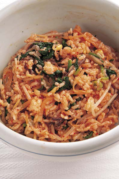 妻家房のビビンバは、彩りと食感を考えた5種のナムルをのせて